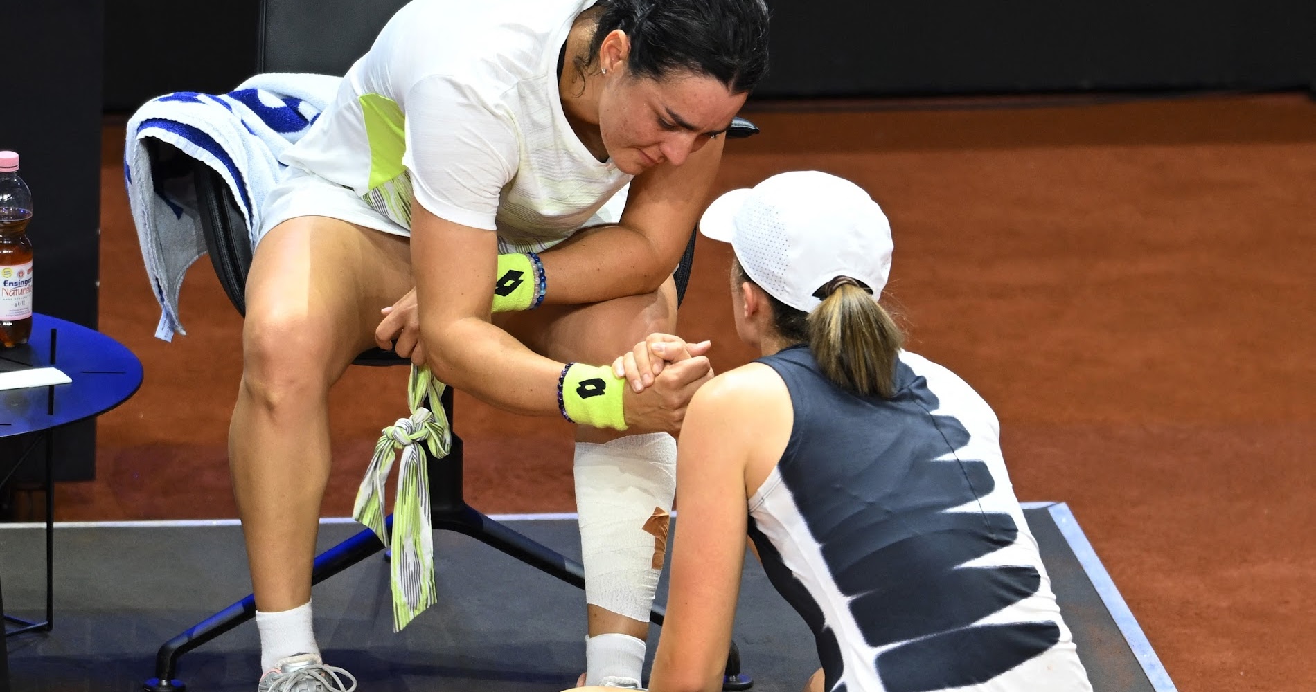 Jabeur retires in tears in Stuttgart as Swiatek qualifies for the final - Tennis Majors