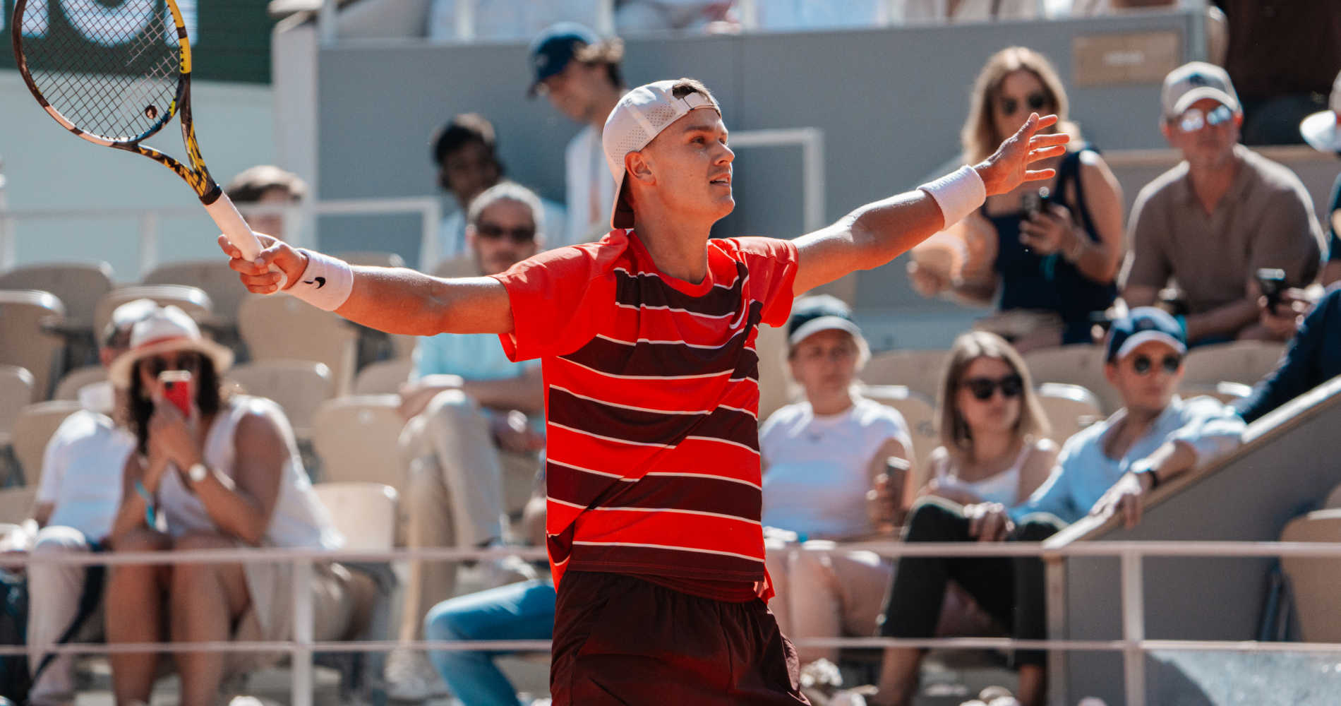 Rune comes within two points of defeat against Halys but advances to ...